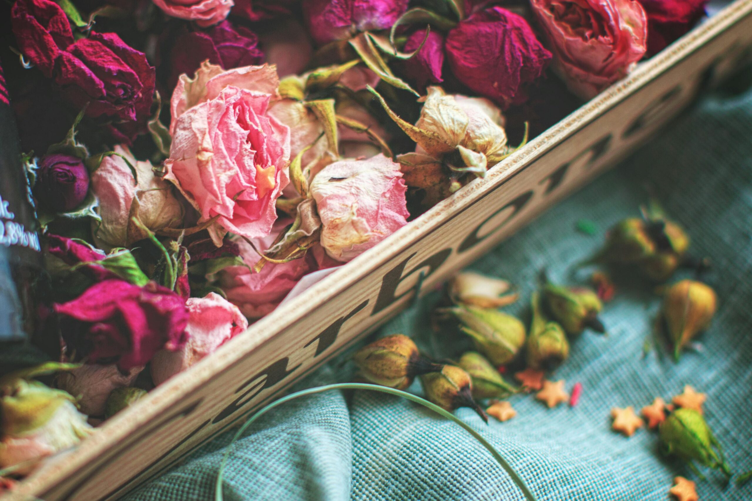 DIY Rose and Lemon Potpourri: Sustainable Crafting with Flowers - Green ...